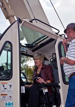 55-foot blue spruce goes up in downtown Fort Worth – Blue Ribbon News
