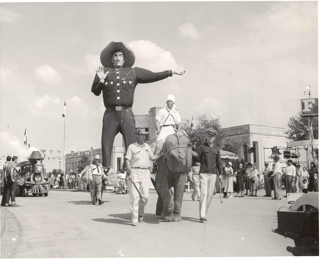 Saying ‘Howdy’ to Big Tex as crane lifts him into place for 2022 State ...