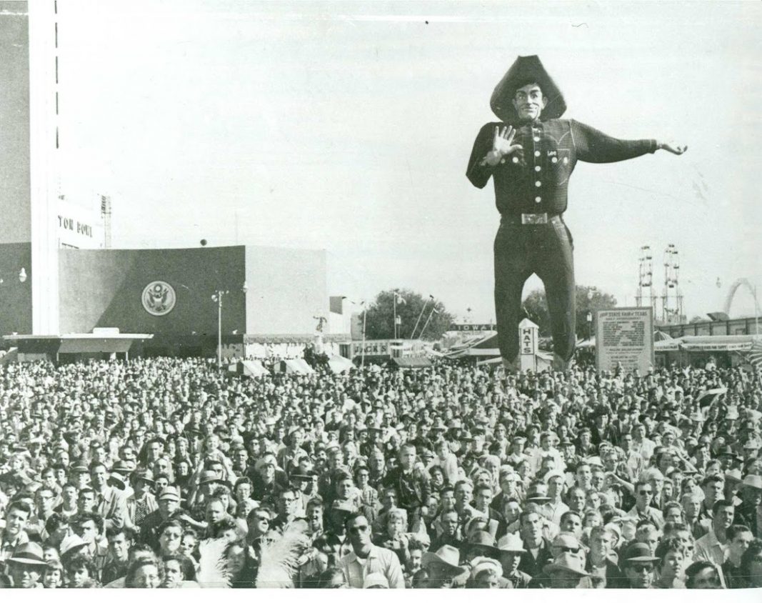 Saying ‘Howdy’ to Big Tex as crane lifts him into place for 2022 State ...